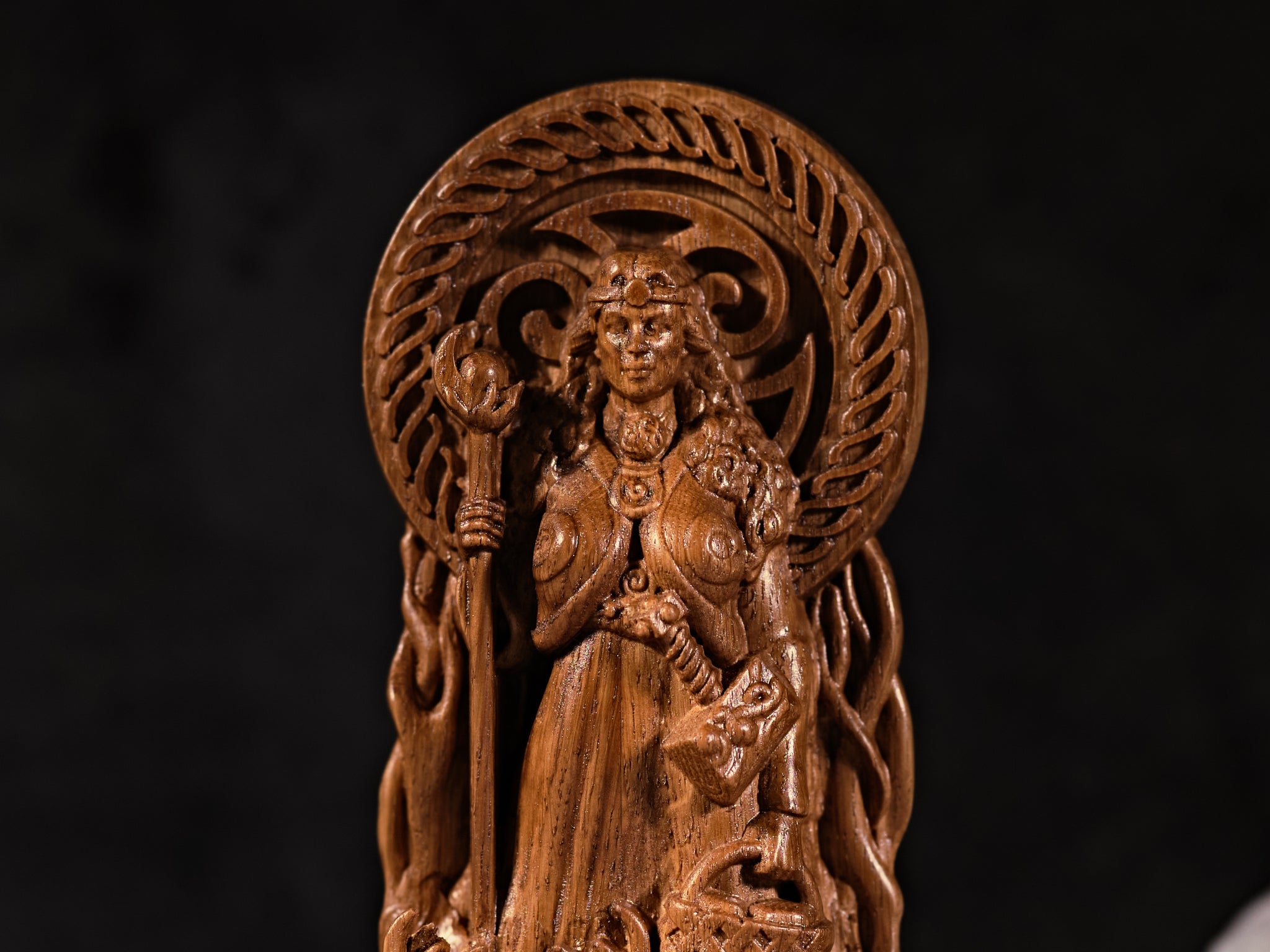 Oak Cailleach Celtic statue – Valhallaworld