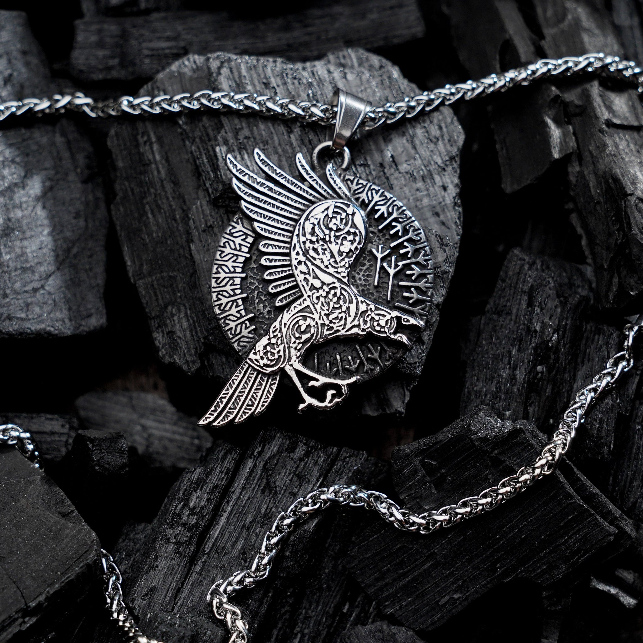 Nordic Raven necklace • 5-7 days delivery guarantee