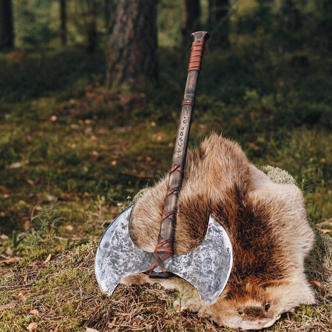 Double sided battle axe, two handed viking axe