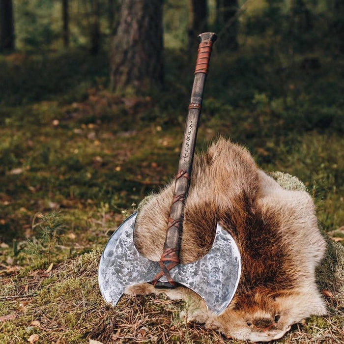 Double sided battle axe, two handed viking axe